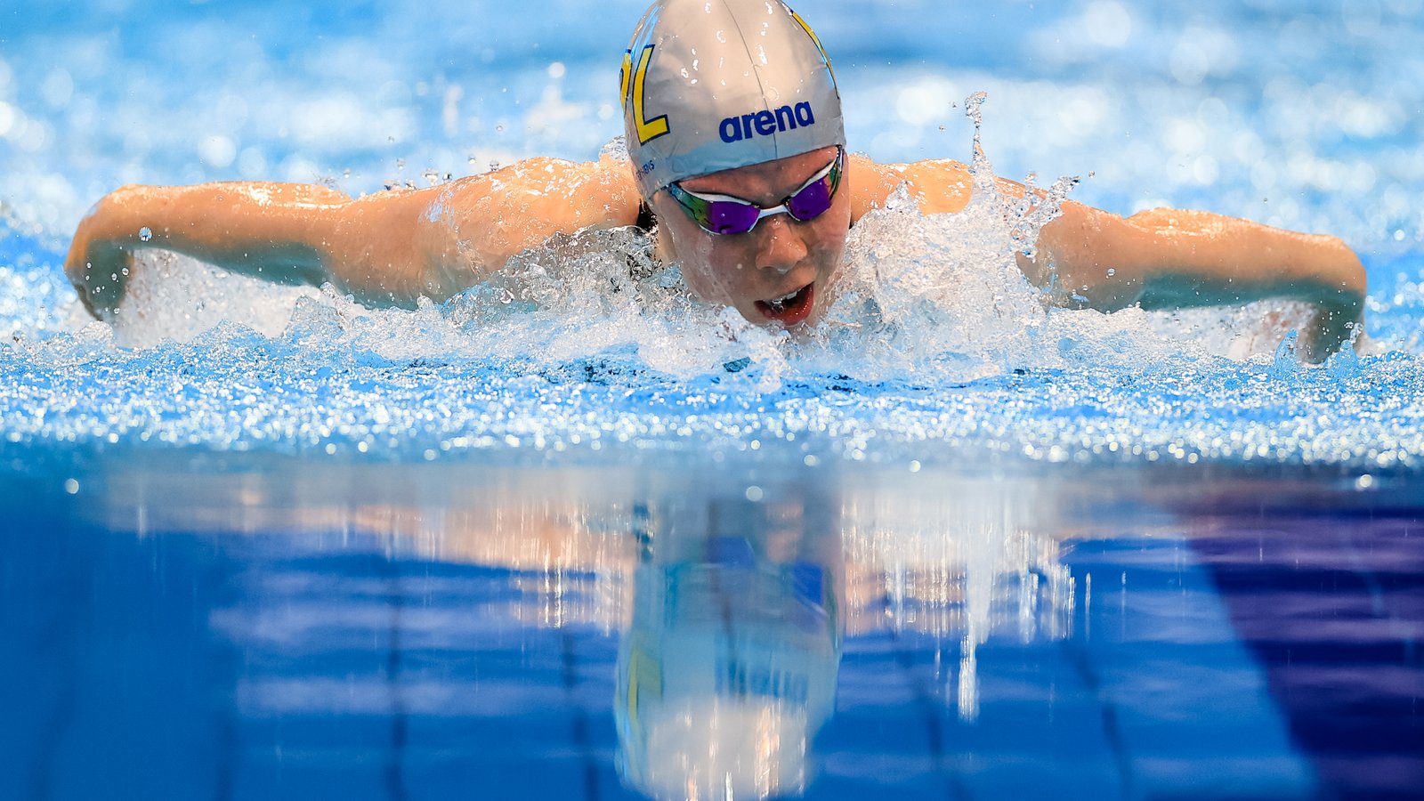 Laura lays down big marker with stunning heats swim in Glasgow ...